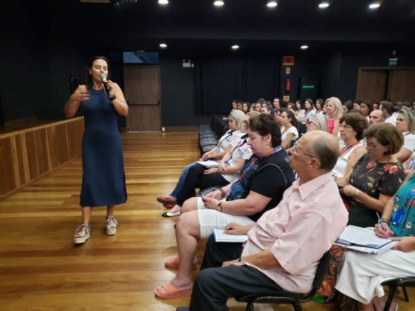 Ana Kobarg - Escritora do livro o poder da inteligência emocional
